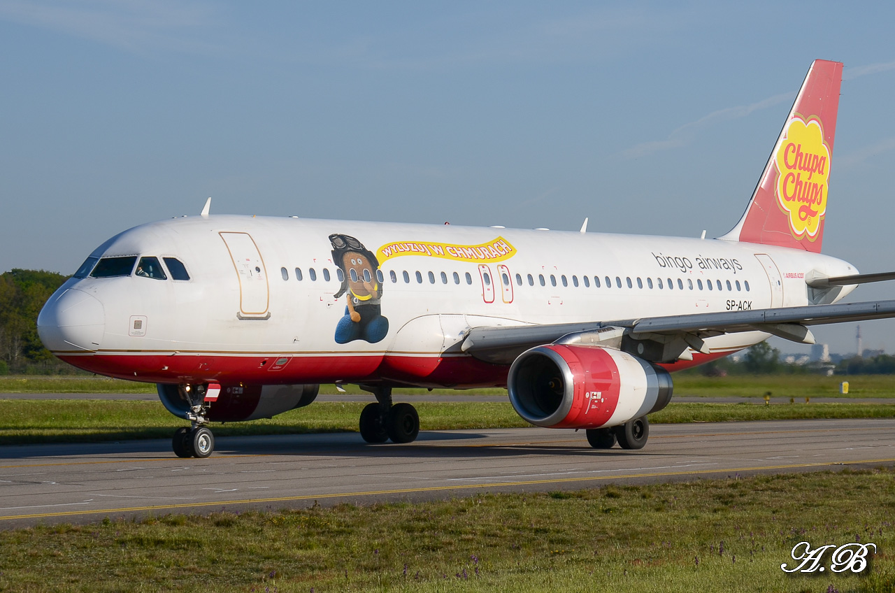 [04/05/2013] A320 EasyJet "Full Orange" + 738 Travel "Prague love you ...