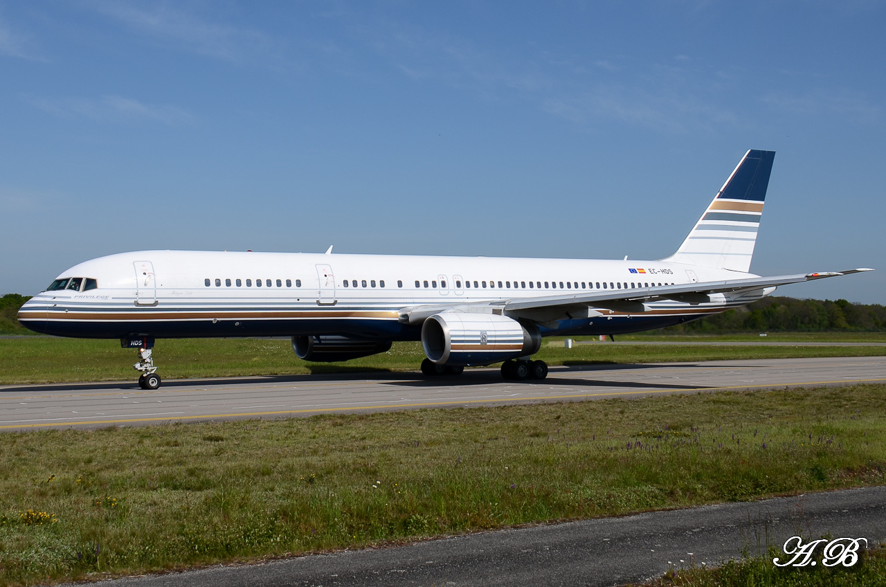 [04/05/2013] A320 EasyJet "Full Orange" + 738 Travel "Prague love you ...