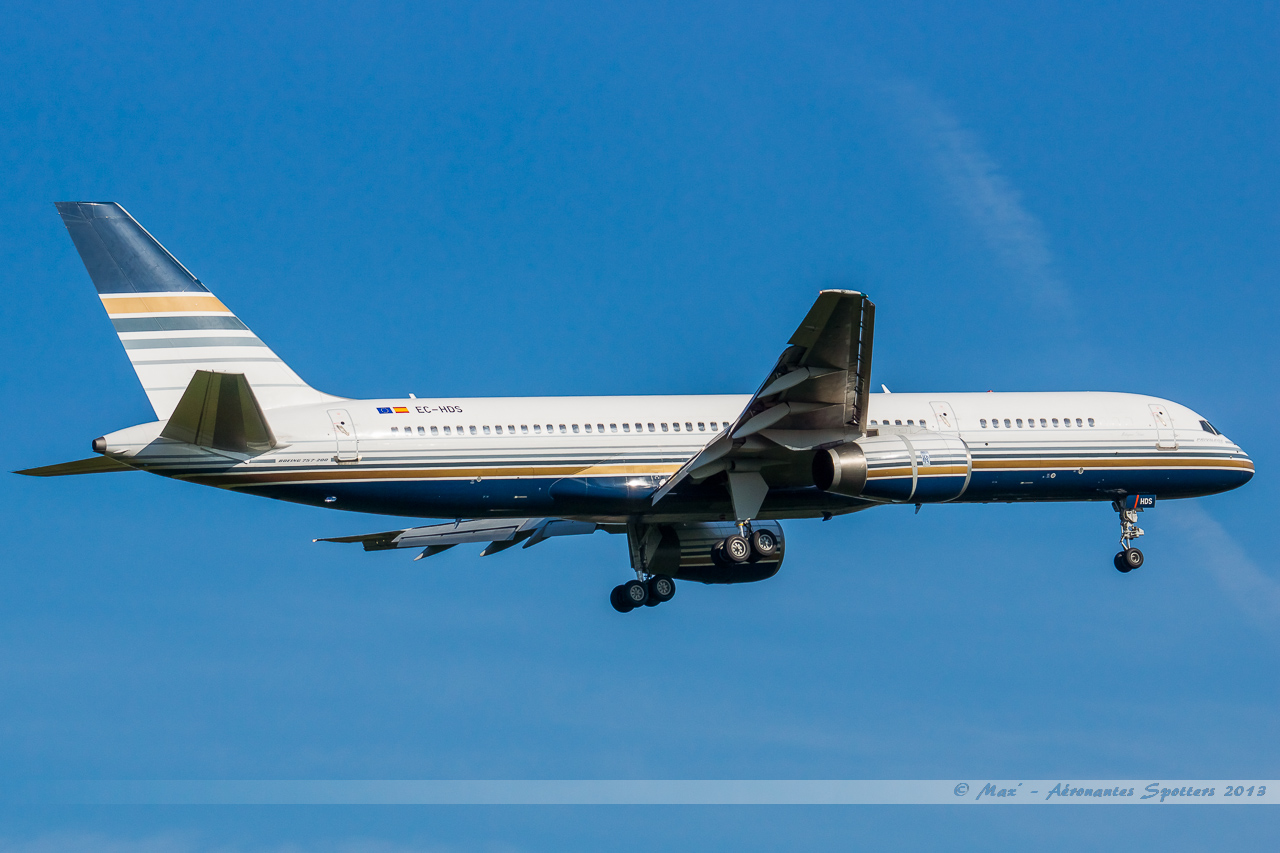 [04/05/2013] A320 EasyJet "Full Orange" + 738 Travel "Prague love you ...