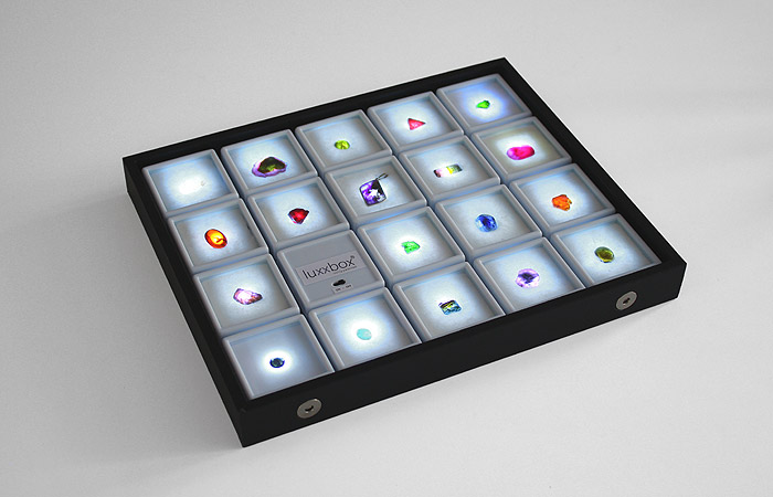 New box with retro light. - GemologyOnline.com