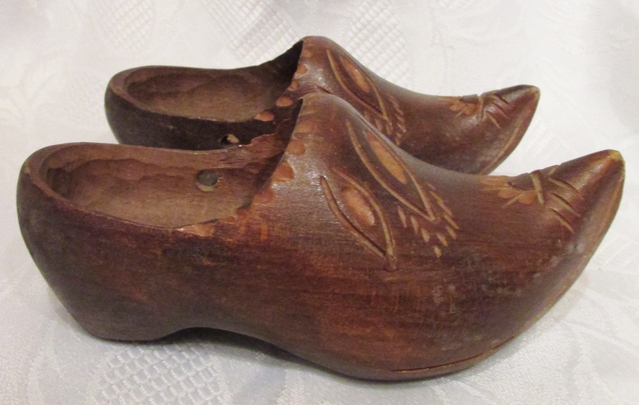 PAIRE DE PETITS SABOTS BRETONS EN BOIS SCULPTES