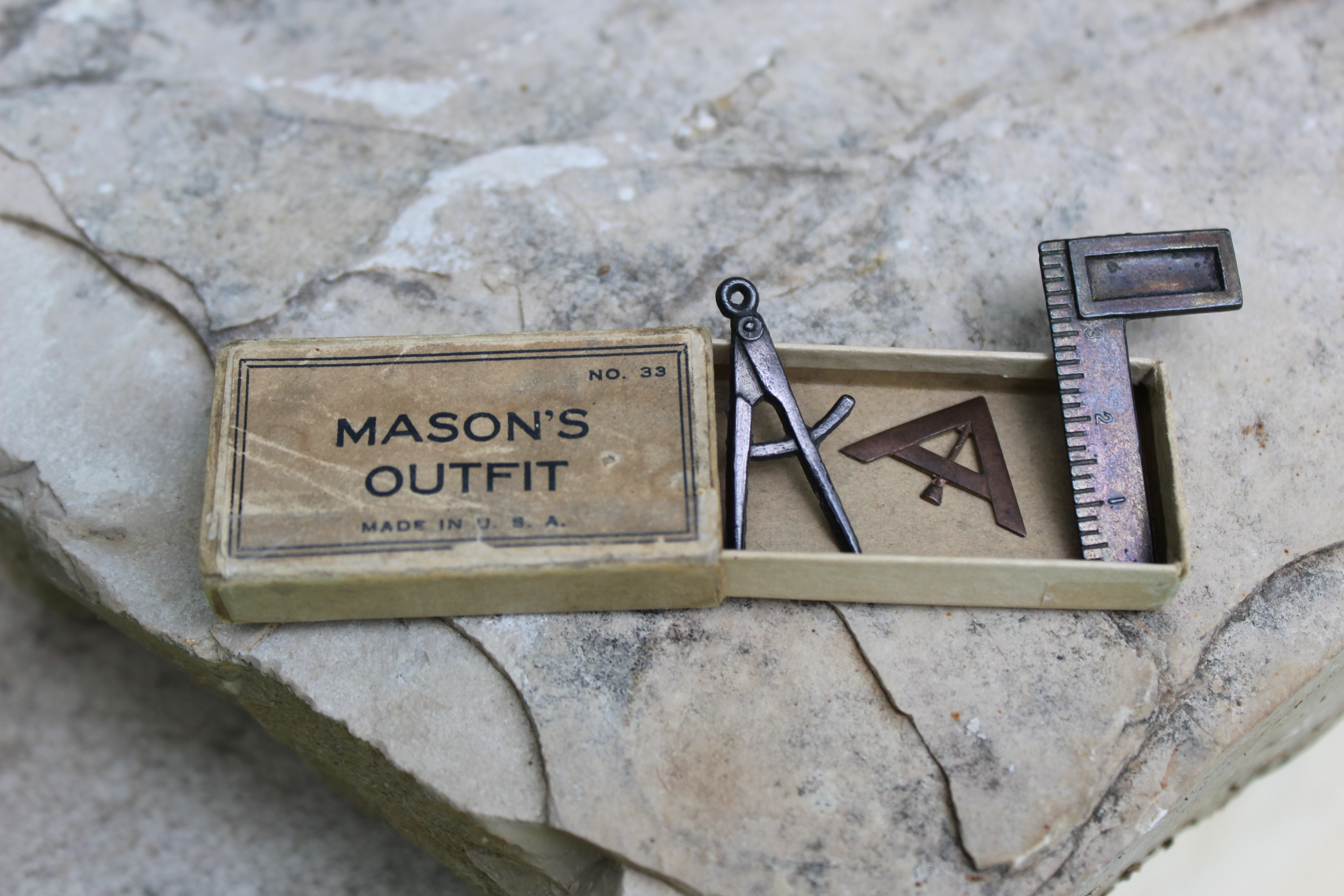 Photo IMG_6745 de l'album BOITE A 3 OUTILS FRANC-MAçON EQUERRE COMPAS ...